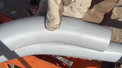 PVC管怎样才能折弯?现场看农民工是怎样做的