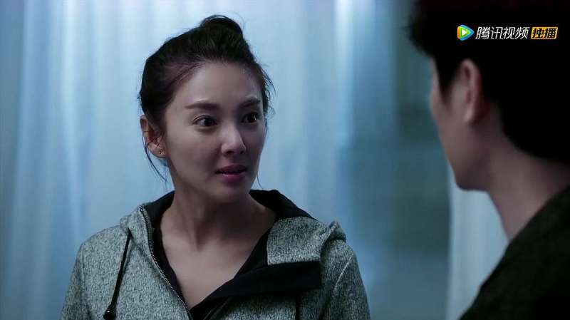 男子跟画上的人长得一模一样,女子很好奇