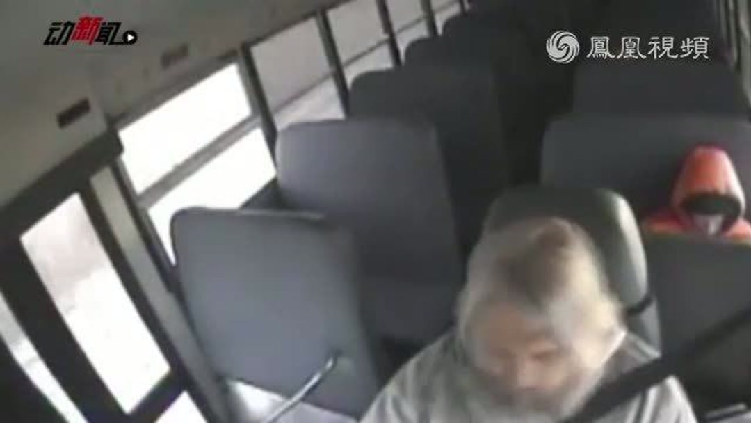 实拍:校车出车祸学生飞撞车顶 画面惊心动魄.mp4