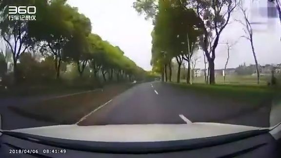 奥迪汽车压线转弯吓得车主猛打方向差点就悲剧了