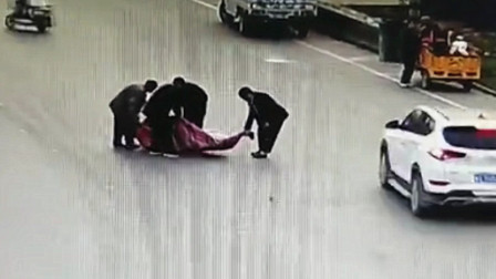 不满医疗赔偿 家属将伤者抬回马路事故现场