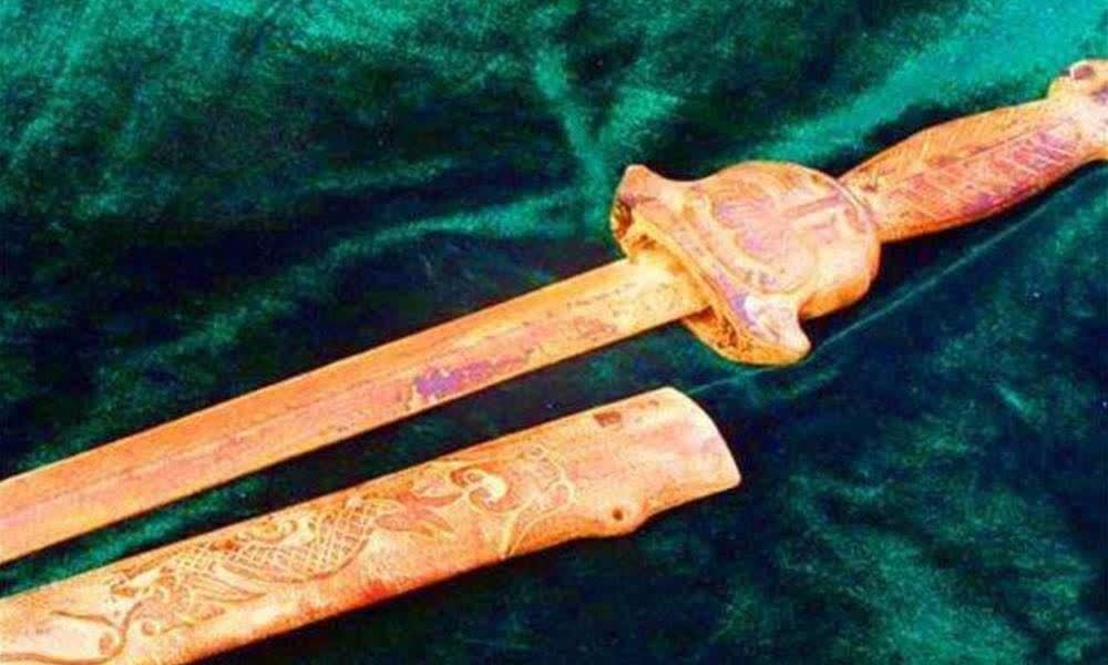 贵州农民自称明朝皇室后人,拿出尚方宝剑为证,却被村长没收了