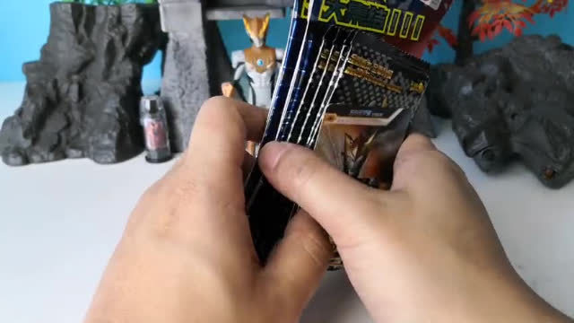 奥特曼卡片荣耀版拆包,抽中罗布奥特曼HR卡和捷德终极形态