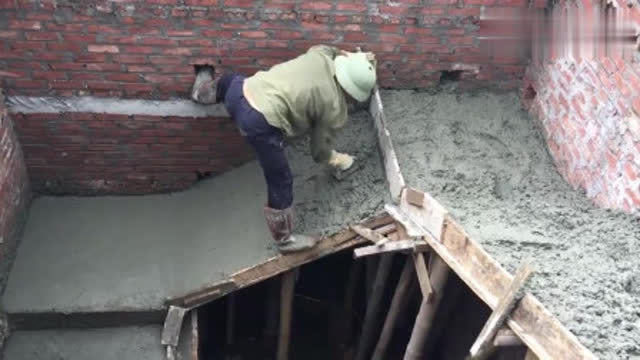 工人修建楼梯,这样铺设混凝土,怎么和我想象...