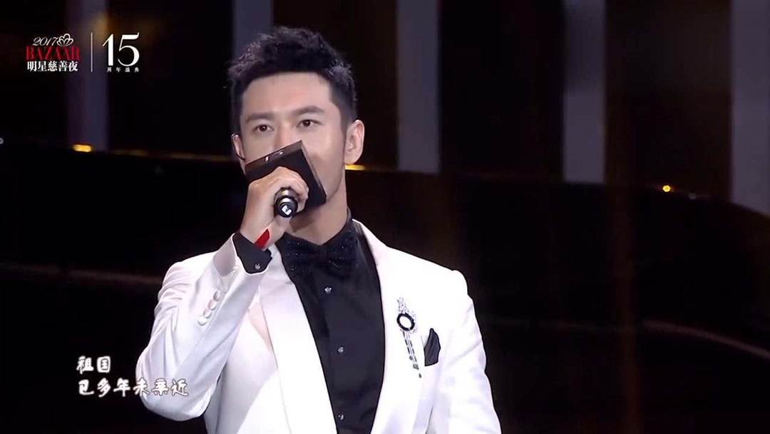 黄晓明在唱歌，台下杨颖的微笑表情亮了，简直太迷人！