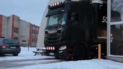 北欧"斯堪尼亚重卡",这么霸气,不知道能不能拉一百吨