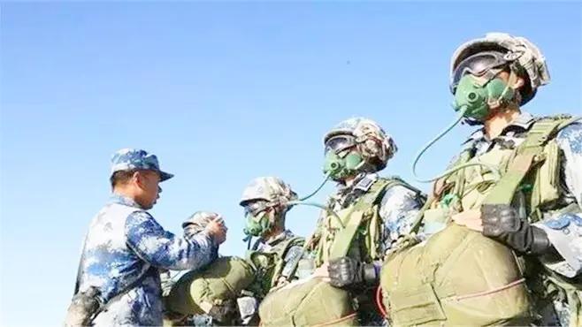 空降兵如何收降落伞?美军很省事,但我军这种方法更靠谱