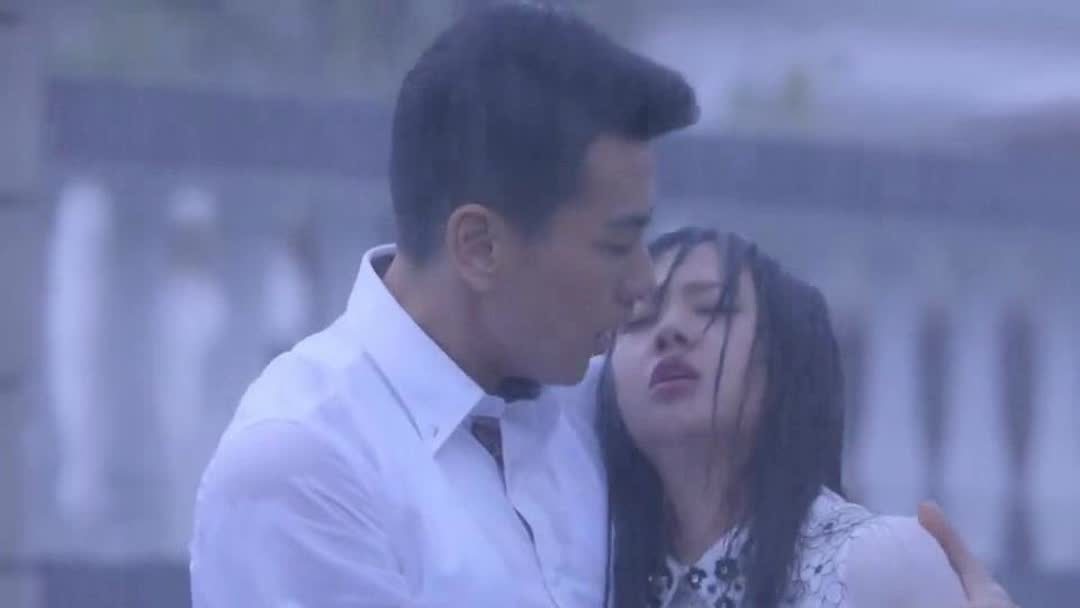 单纯女暴雨中站太久,晕倒在富少怀中,被富少"公主抱"抱回了家