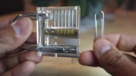 老外示范讲解回形针开锁!