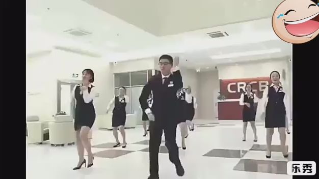 银行招揽顾客新方法?这舞姿非常可以!请这位男生C位出道好吗!