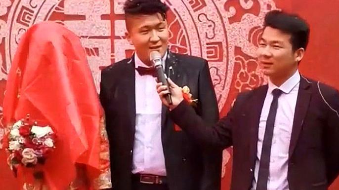 司仪让新郎用撒娇的语气,向大家问好,这个表现笑翻全场!