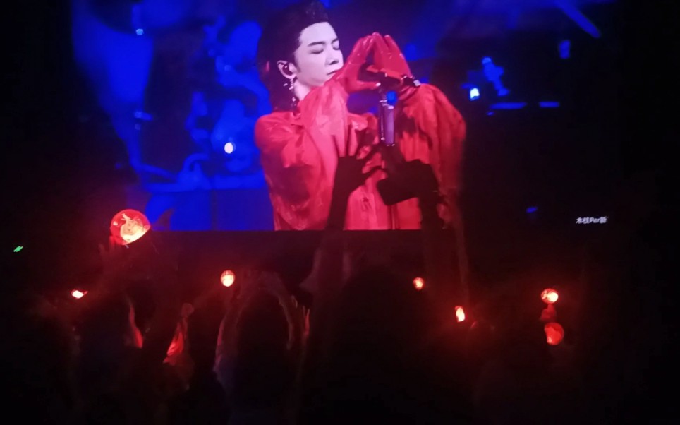 「华晨宇」火姐团建跳塌电影院(不)