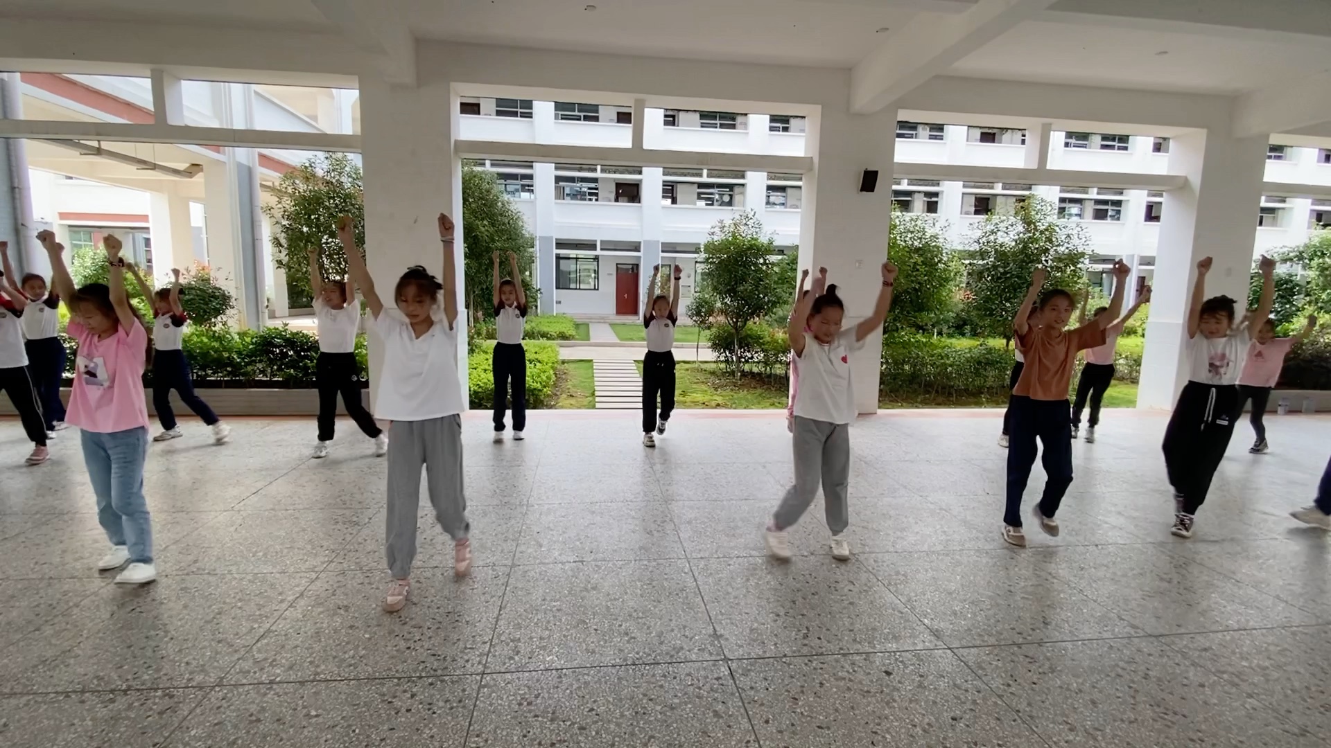 一节快乐的校本课程快乐50分———啦啦操