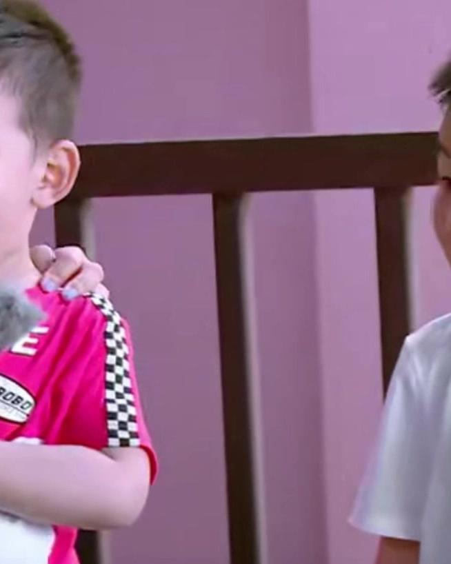 不可思议的妈妈:小鱼儿七宝初相见,俩萌娃表情包大PK