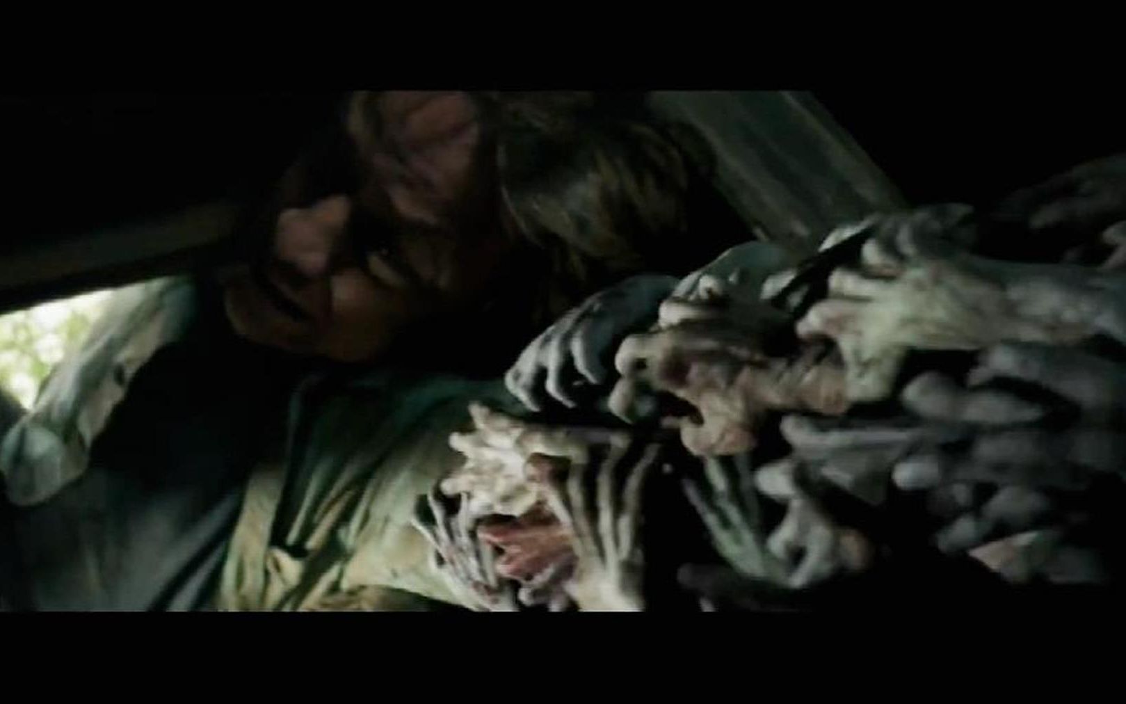 男子听到下水道有小孩的呼救,伸手营救,却发生了很恐怖的事情