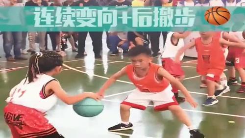幼儿园女孩单手打爆男孩,连续后撤步投篮,这波你给几分?