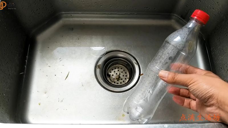 厨房下水道堵了别着急,只用一个塑料瓶,就能快速疏通,赶紧试试