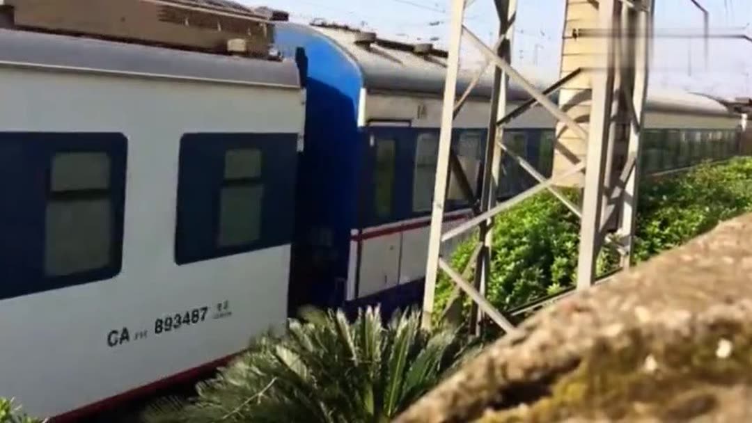 南昌局管内的混编火车景德镇至南昌K8729次列车进贵溪站