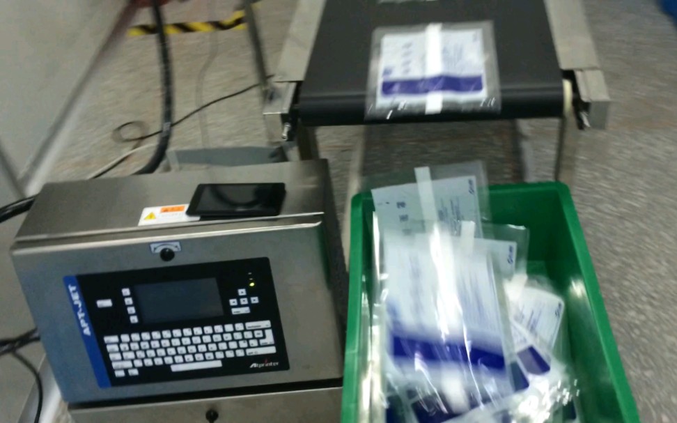 小字符Apt-jet 700系列喷码机+分页机,医疗行业应用,塑料包装袋喷印效果