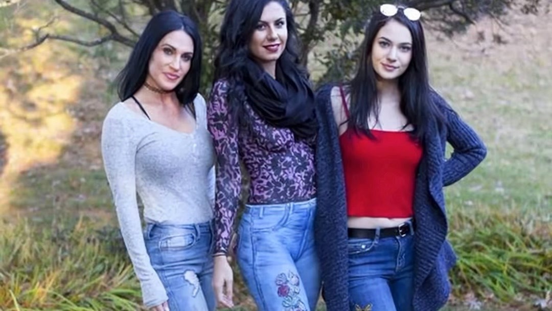 外国美女人体彩绘衣服,以假乱真走在大街上,竟没人看出来?