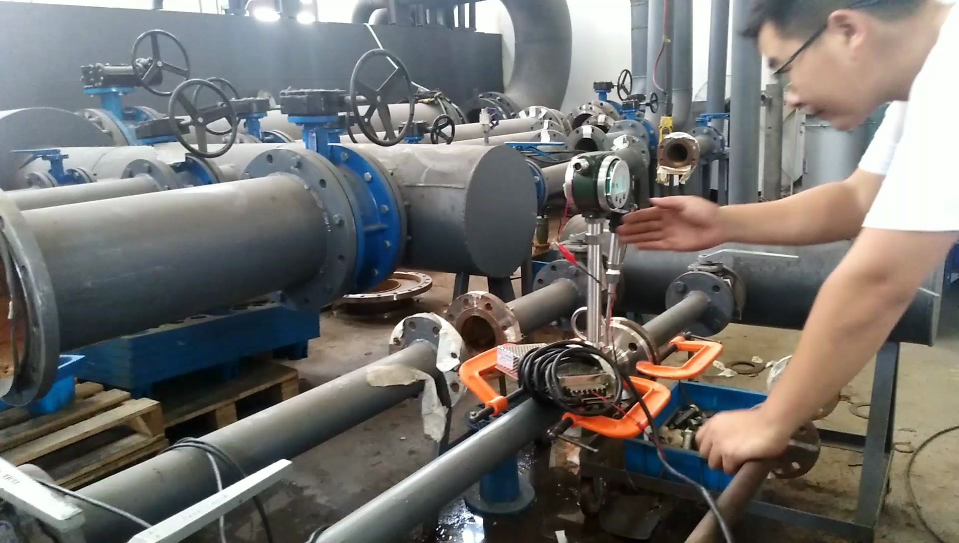 「大泉流量」工程师现场安装调试涡街流量计