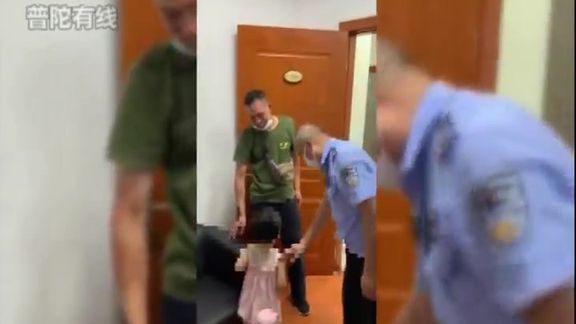 背出10位手机号 4岁萌宝“闯天下”