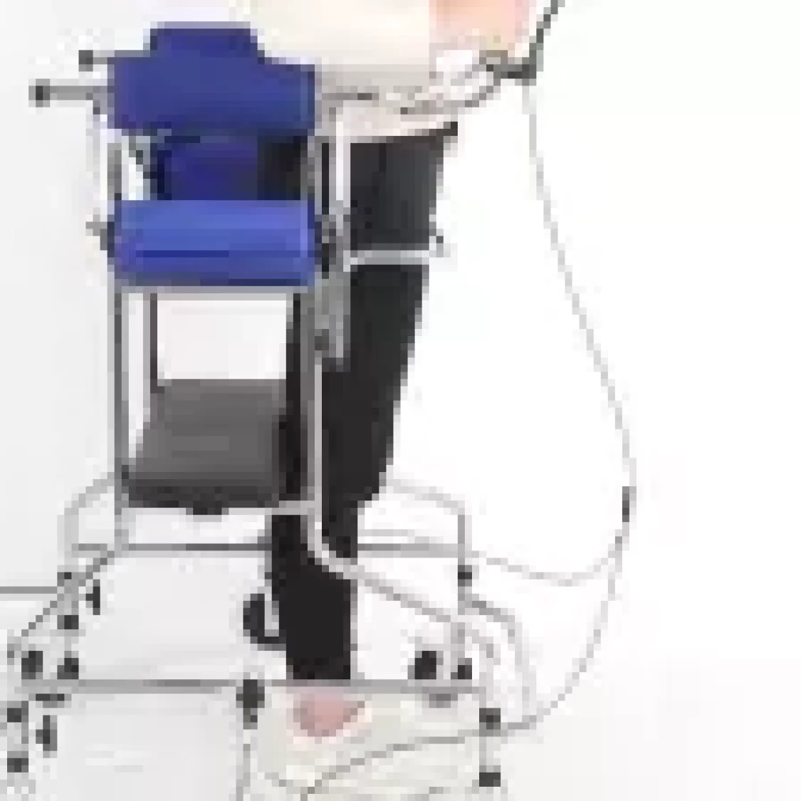 蓝色八轮轮椅使用方法