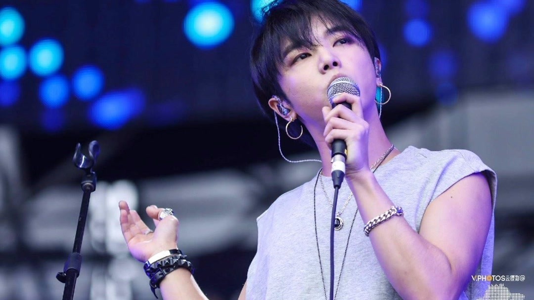 华晨宇这首嗨翻全场的歌,演唱会简直炸裂,每次唱都能引来大合唱