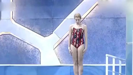 美女起跳姿势很正确,跳水动作标准,压花太漂亮了