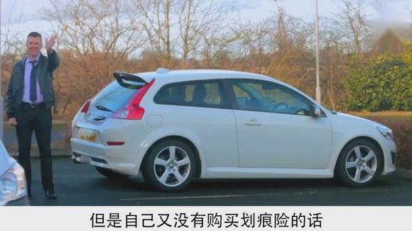 刚买不久的新车停在小区内,无故被划还找不到人,该怎么办