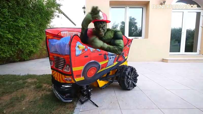 绿巨人开着他的消防车去兜风没想到这轮子不争气在半路坏了