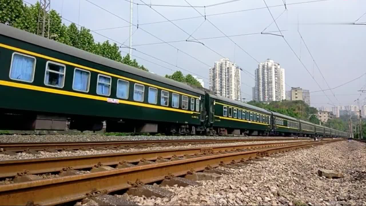 全程365小时重庆开往乌鲁木齐 K1583次列车通过茄子溪站