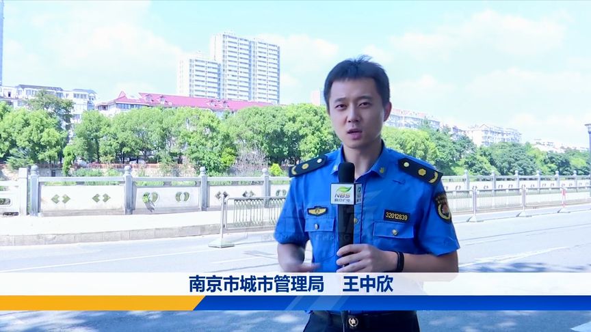 城管行:渣土车抛洒滴漏 秦淮城管严查快处