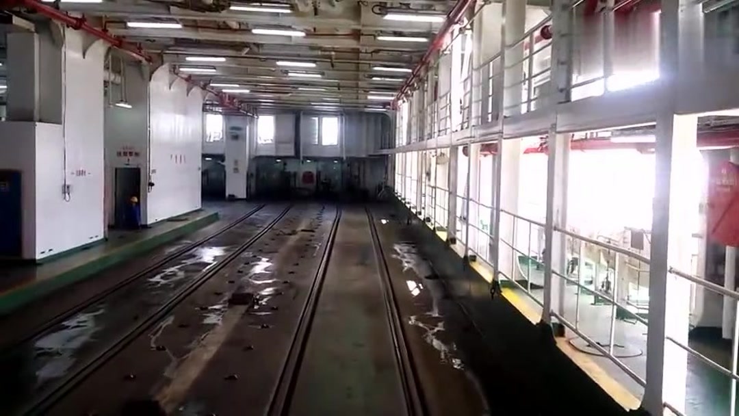 高清实拍粤海铁路Z384次列车开进火车轮渡船舱内