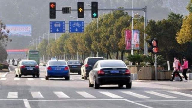 等十分钟红灯一直没变,开过去算闯红灯吗?交警告诉你答案