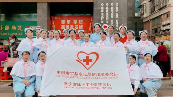 学习雷锋活动日,护理部主任带领护长义诊,一群人还找得到我吗