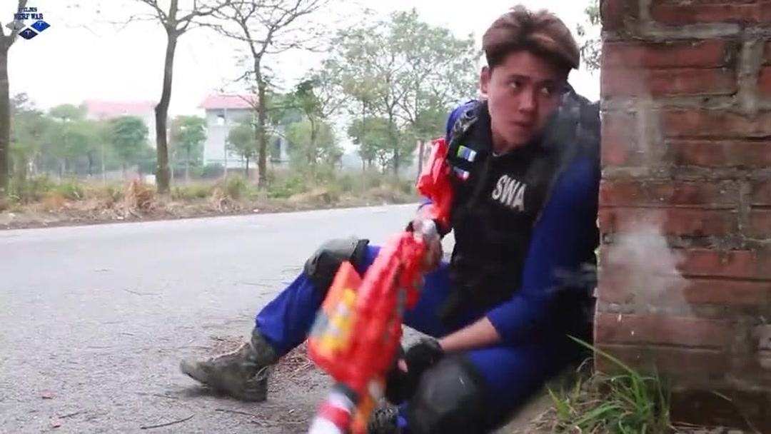 CS真人版:男主已近被敌人给埋伏了,他自己一点都不知道!