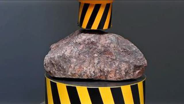 花岗岩和钨块谁更硬?小伙亲测,结果让人大开眼界!