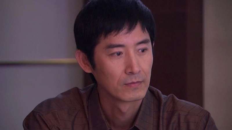 老领导开会讲话铿锵有力,小伙露出意味深长的微笑