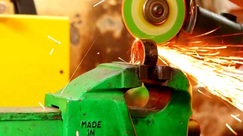 电钻打孔容易歪,牛人给做了个支架,效果太好了