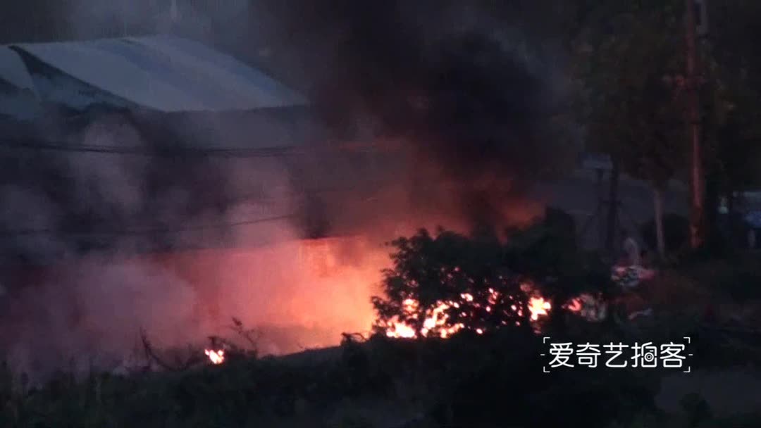 【拍客】男子烧草火势蔓延引发大火