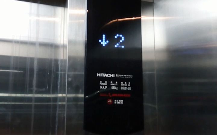 ...中路的元美公园商业步行街拍无障碍电梯(其中一台正在维修暂停使用)