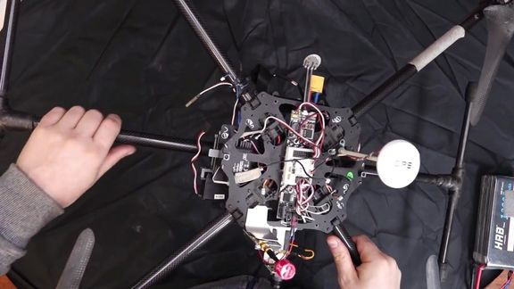 怎样为我的四轴微型无人机重新装配一个锂离子电池