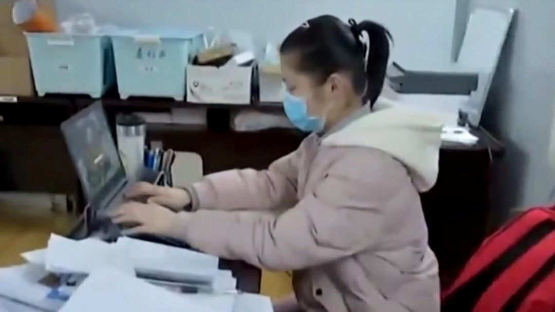 每日新闻报之医生走廊涂鸦传递乐观 女生方舱备战高考