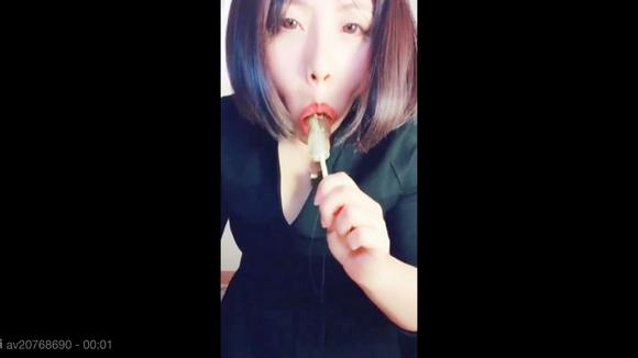 谁说灯炮吞进嘴里就吐不出来的?有位美女做到了!