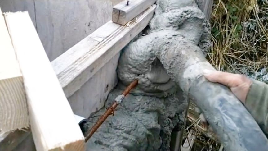 浇筑混凝土就像打发泡剂!边浇筑边拆模,就不怕房子塌了?