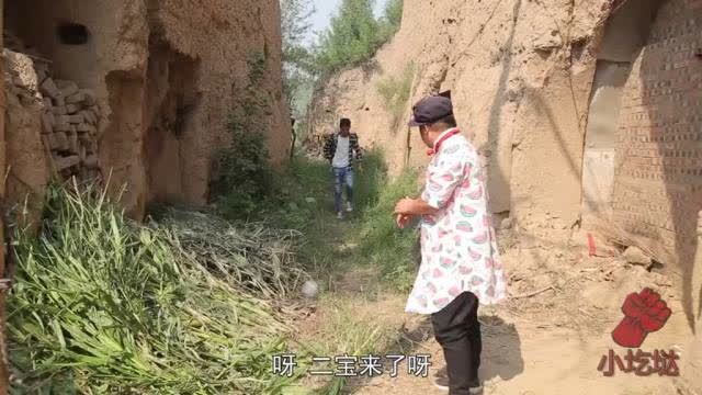 搞笑:小伙外出打工,没想到老婆只给他留下一张工商银行卡,真逗