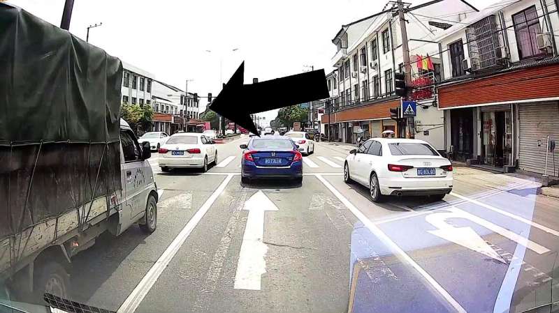 路边冲出来三轮电动车,他们视死如归,我心跳加速