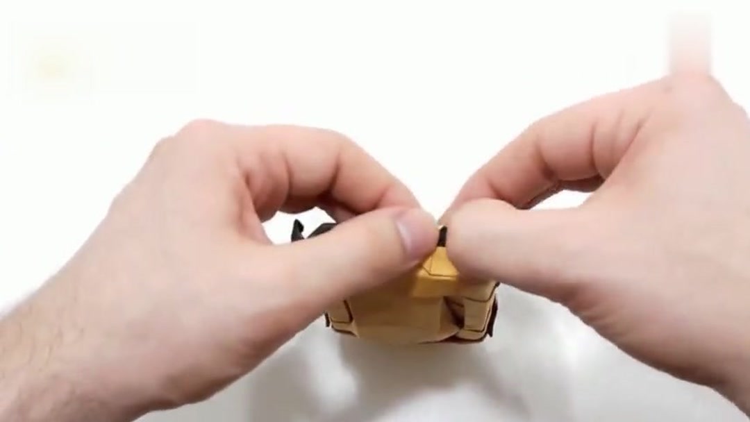 创意纸艺DIY,教你学会折纸兰博基尼跑车模型步骤四的方法