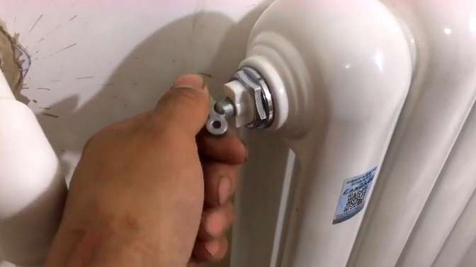 冬天家里暖气不热可不行,地暖怎么放气视频教程,赶紧学学